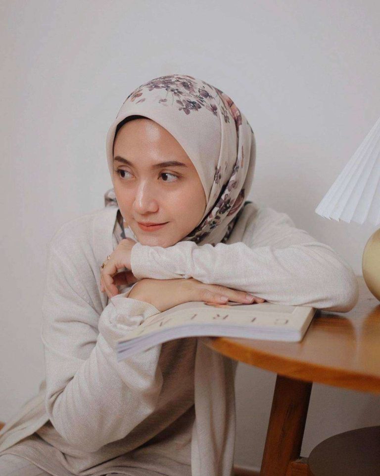 10 Potret Nisa Cookie, Influencer Gaya Hijab Stylish dan Modis - Dailysia