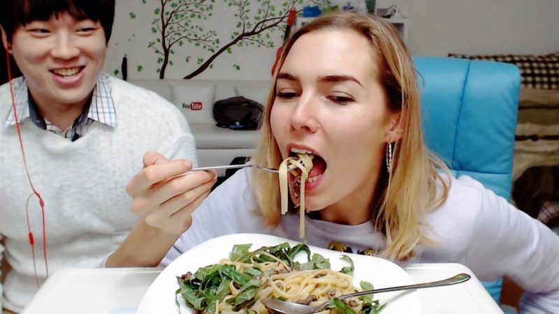 5 Fakta tentang Mukbang, Tren Makan Besar ala Korea Selatan - Dailysia