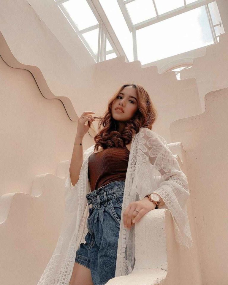 10 Pesona Shely Che, Food Vlogger Suka Mukbang Makanan Pedas