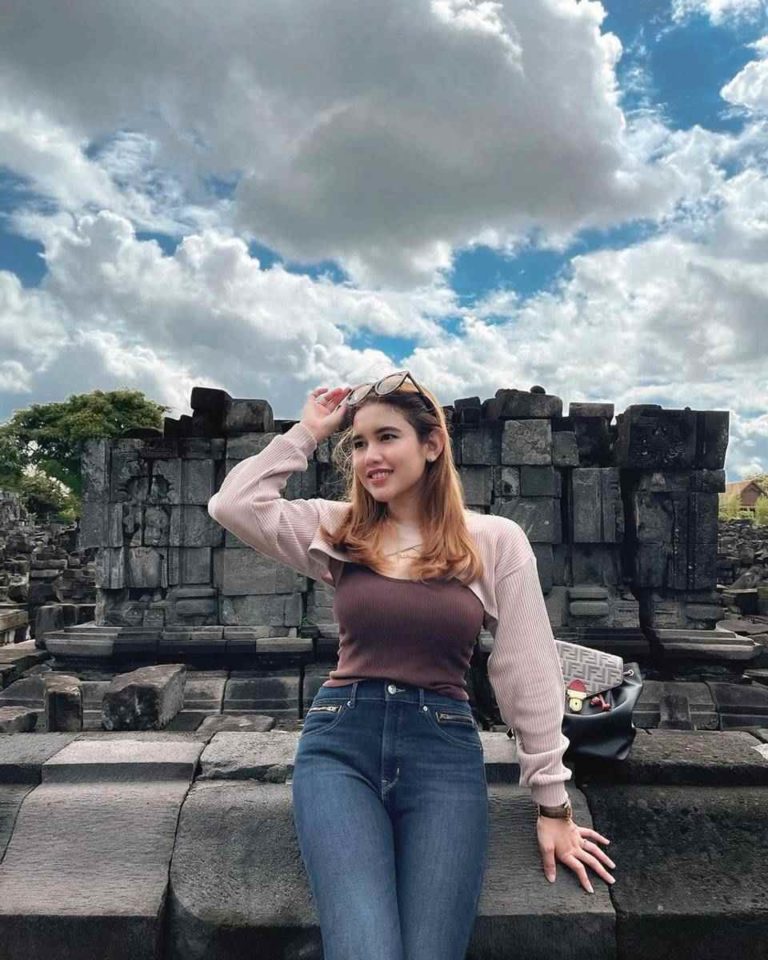 10 Pesona Shely Che, Food Vlogger Suka Mukbang Makanan Pedas