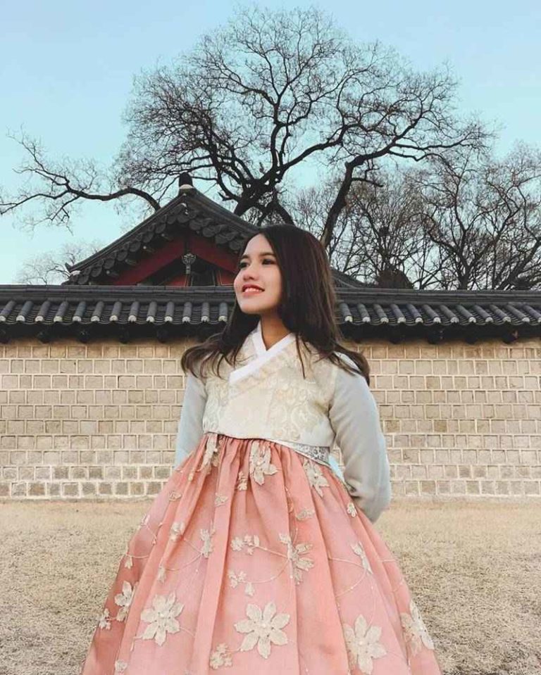 10 Pesona Shely Che, Food Vlogger Suka Mukbang Makanan Pedas