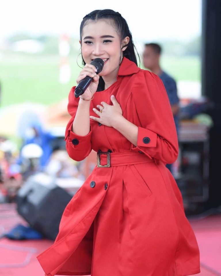 Yeni Inka - Biodata, Profil, Fakta, Umur, Agama, Suami, Karier