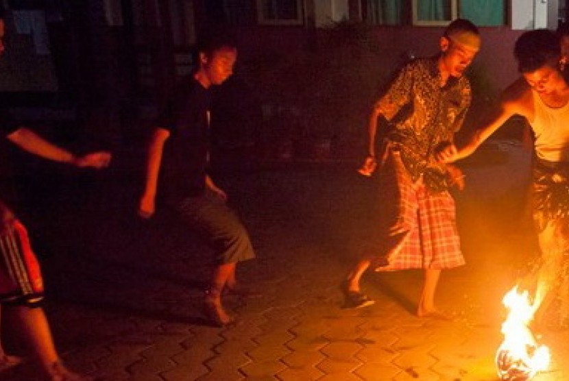 Sepak Bola Api, Permainan Ekstrem yang Populer di Pesantren