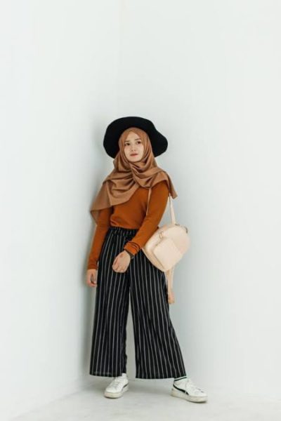 10 OOTD Hijab Simple untuk Hangout, Santai Santun - Dailysia