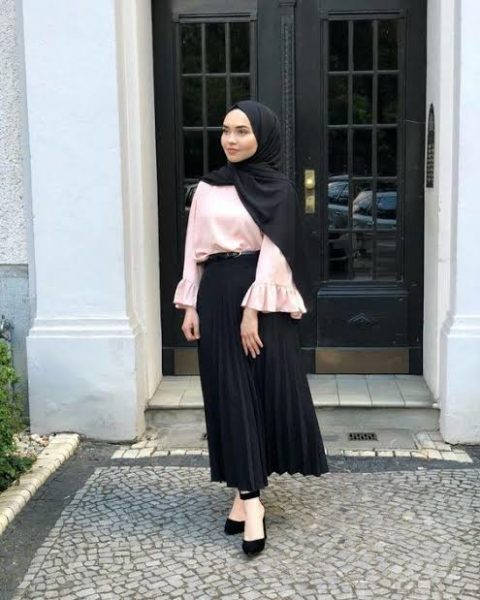 10 Ide OOTD Rok Plisket Hitam, Mudah Padu Padan - Dailysia