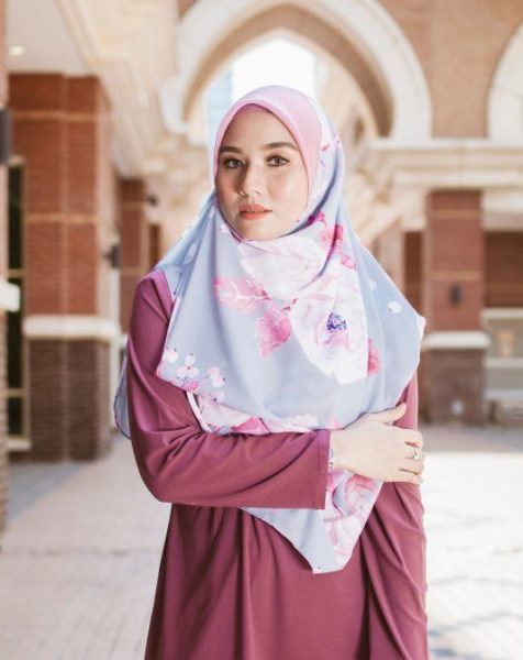 10 Warna Jilbab yang Cocok untuk Baju Warna Pink, Terlihat Manis