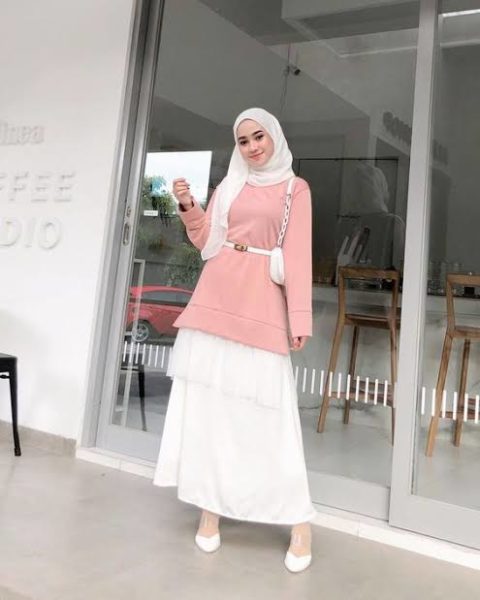 10 Warna Jilbab yang Cocok untuk Baju Warna Pink, Terlihat Manis