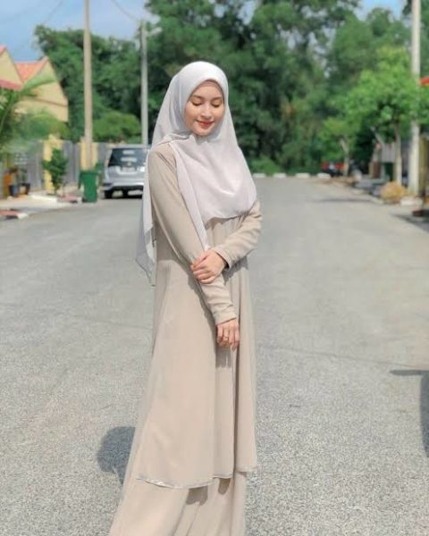 10 Model Gamis Polos Simpel dan Modis, Siap Bepergian