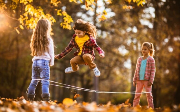 20 Permainan Tradisional Anak, Ada Congklak & Egrang - Dailysia