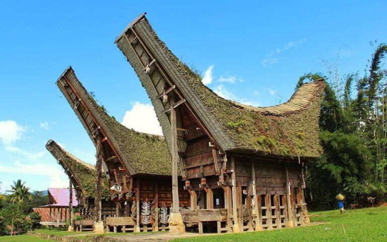 5 Rumah Adat Sulawesi Selatan, Unik dan Filosofis - Dailysia