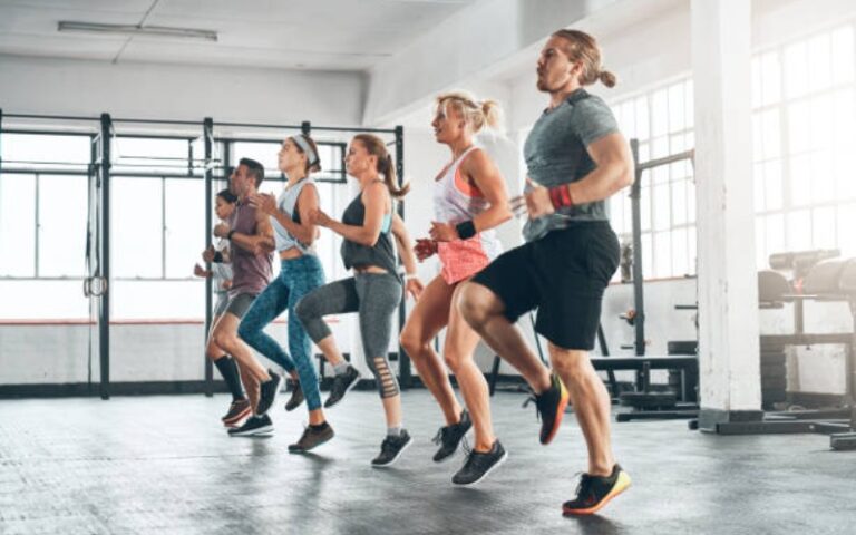 7 Gerakan Senam Irama, dari Marching hingga Lunge - Dailysia