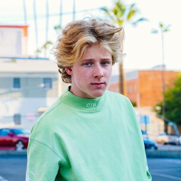 Lev Cameron - Biodata, Profil, Fakta, Umur, Agama, Pacar, Karier