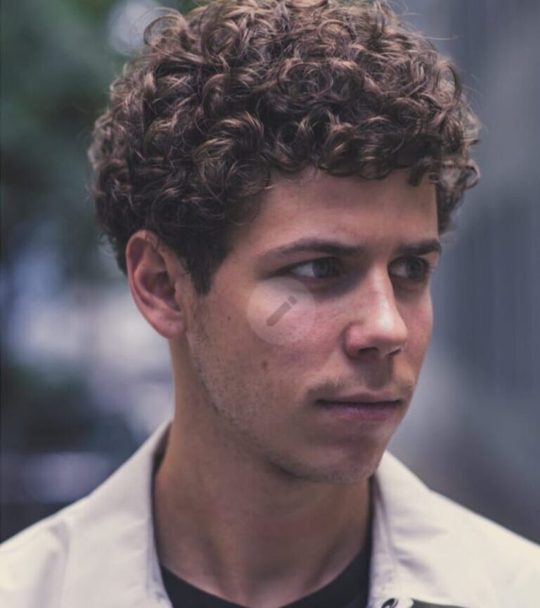 14 Cukuran Rambut Ikal Pria, Klasik dan Keren - Dailysia