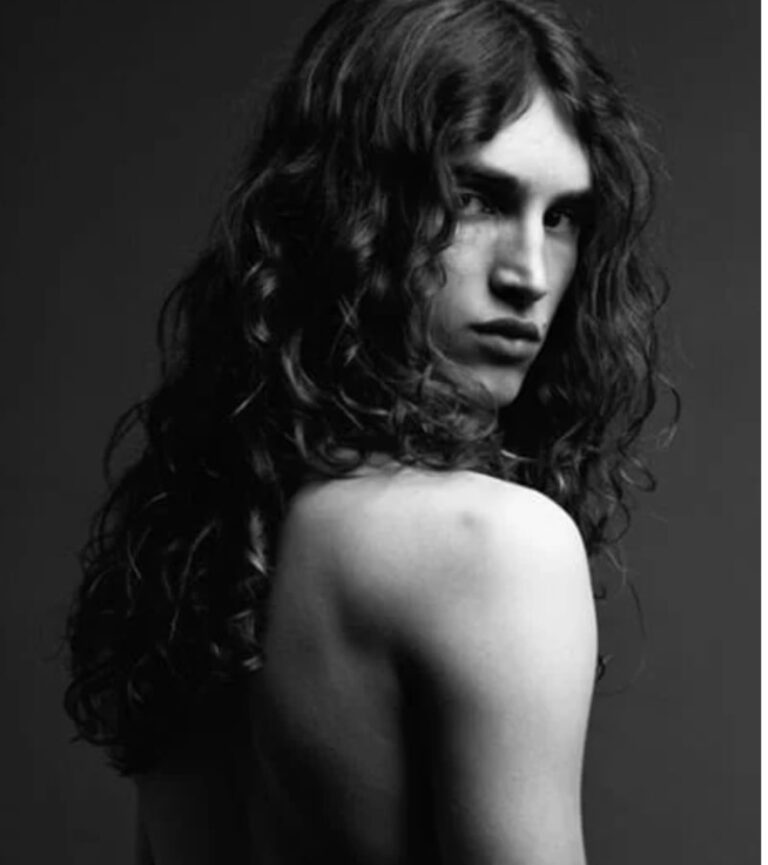 13 Model Rambut Panjang Cowok, Cakep dan Seksi - Dailysia