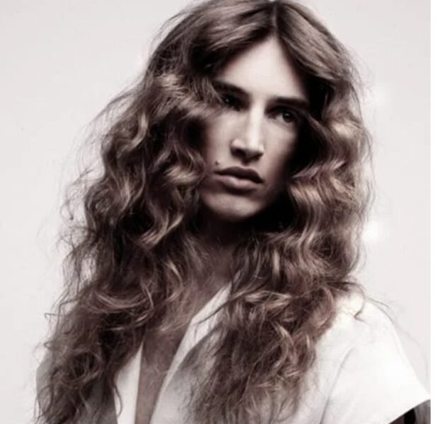 13 Ide Rambut Curtain Hair, Poni Belah Tengah yang Keren