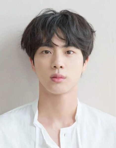 13 Ide Rambut Curtain Hair, Poni Belah Tengah yang Keren