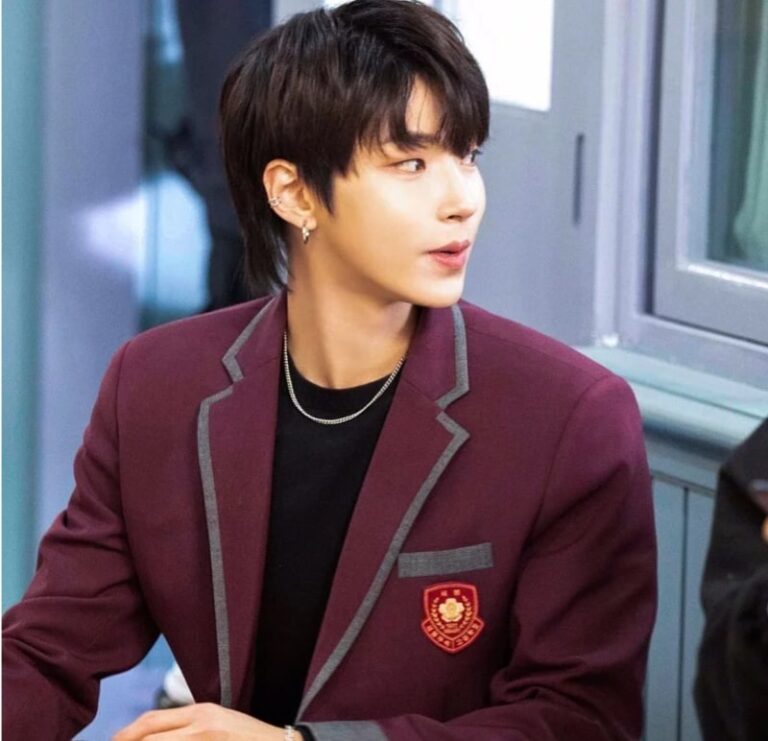 13 Ide Rambut Curtain Hair, Poni Belah Tengah yang Keren