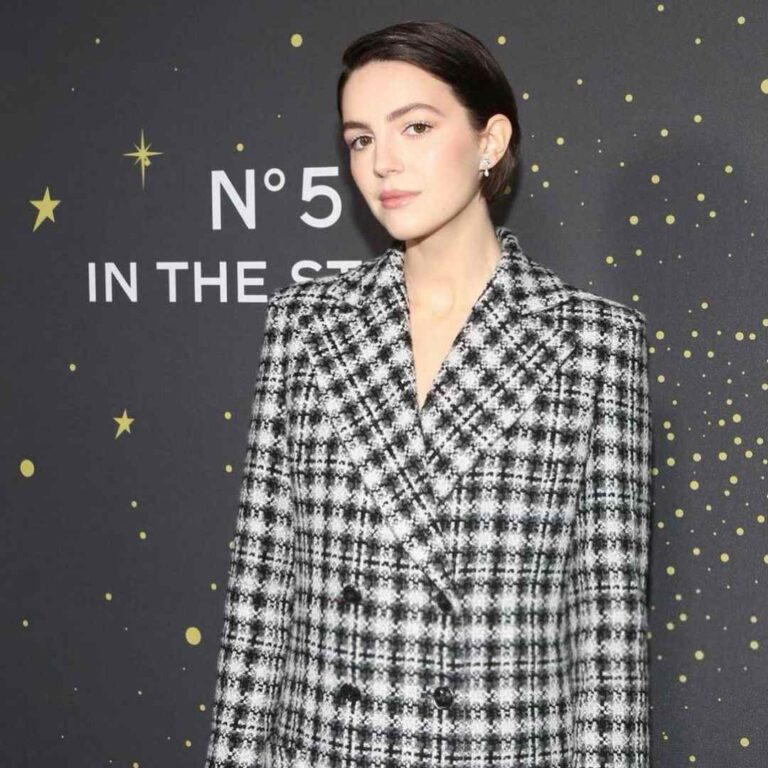 Ella Hunt - Biodata, Profil, Fakta, Umur, Agama, Pacar, Film