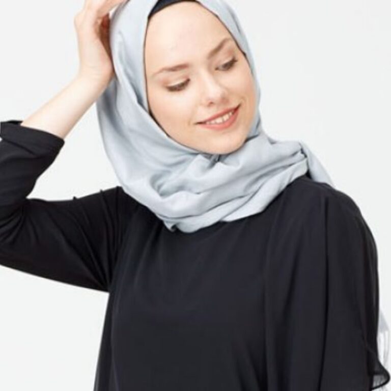 17 Warna Jilbab yang Cocok dengan Gamis Hitam - Dailysia