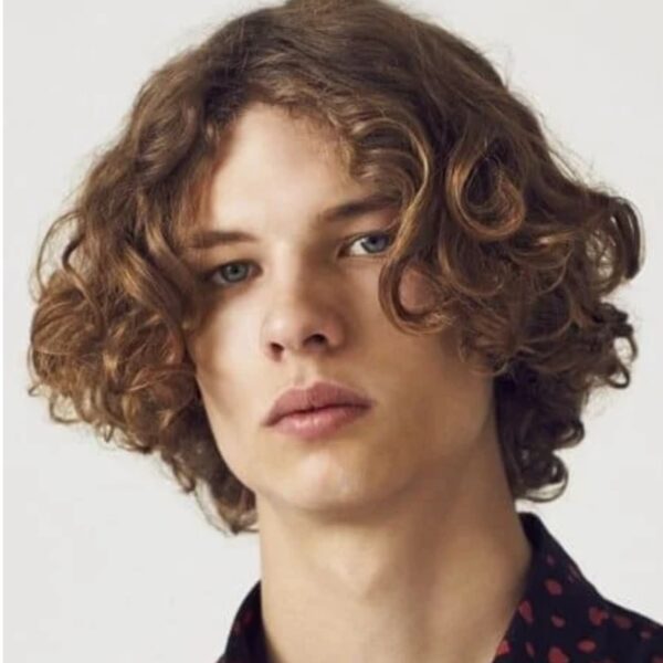 14 Potongan Rambut Keriting Pria, Unik dan Keren - Dailysia
