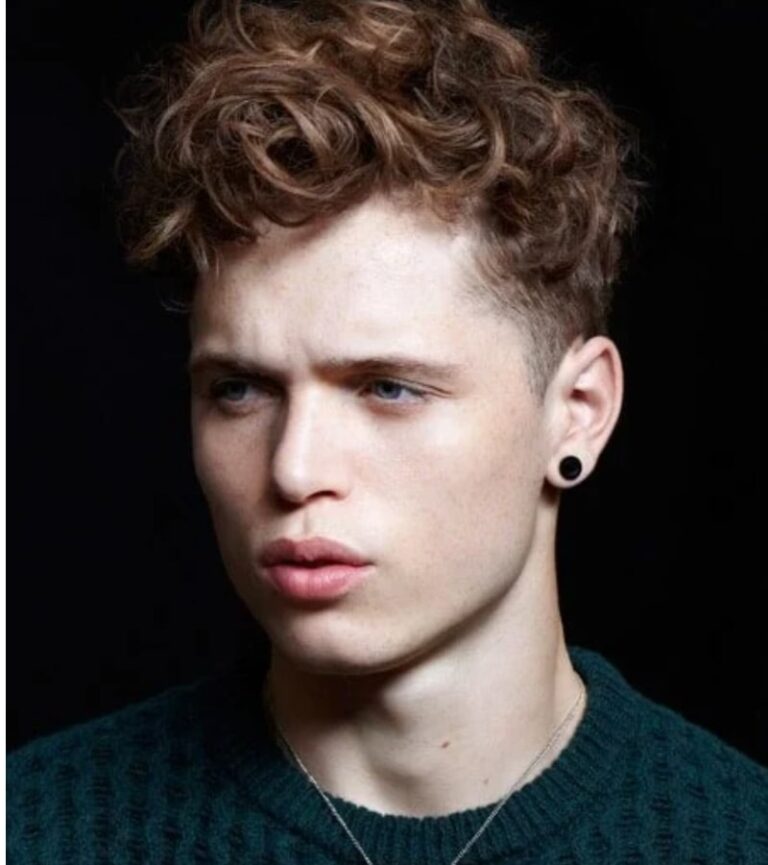 14 Potongan Rambut Keriting Pria, Unik dan Keren - Dailysia