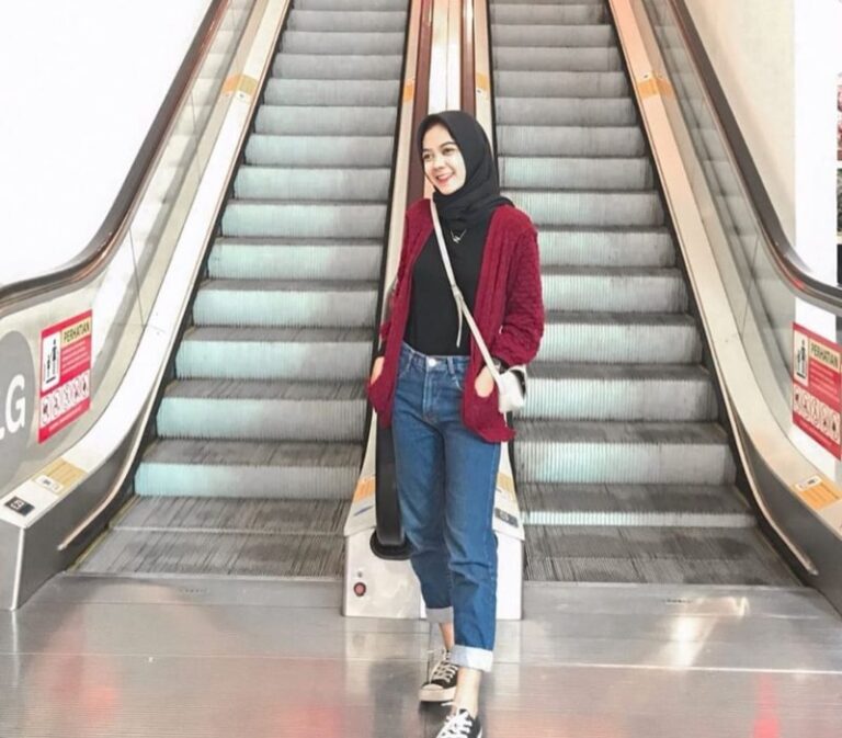 14 Warna Jilbab yang Cocok dengan Baju Maroon - Dailysia