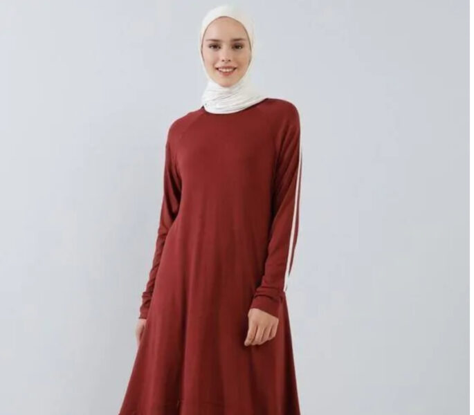 14 Warna Jilbab yang Cocok dengan Baju Maroon - Dailysia