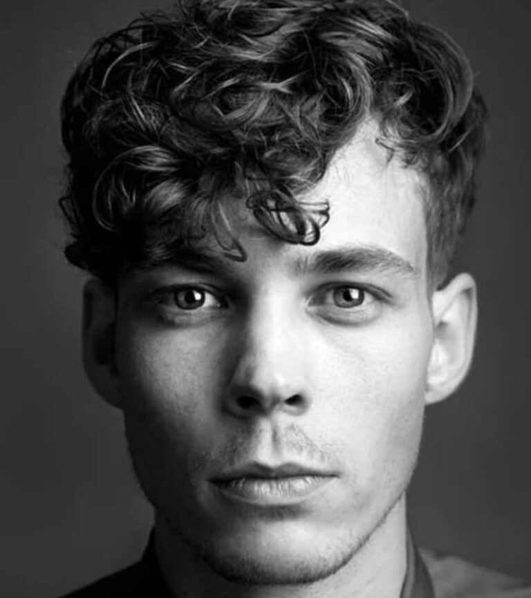 14 Potongan Rambut Keriting Pria, Unik dan Keren - Dailysia