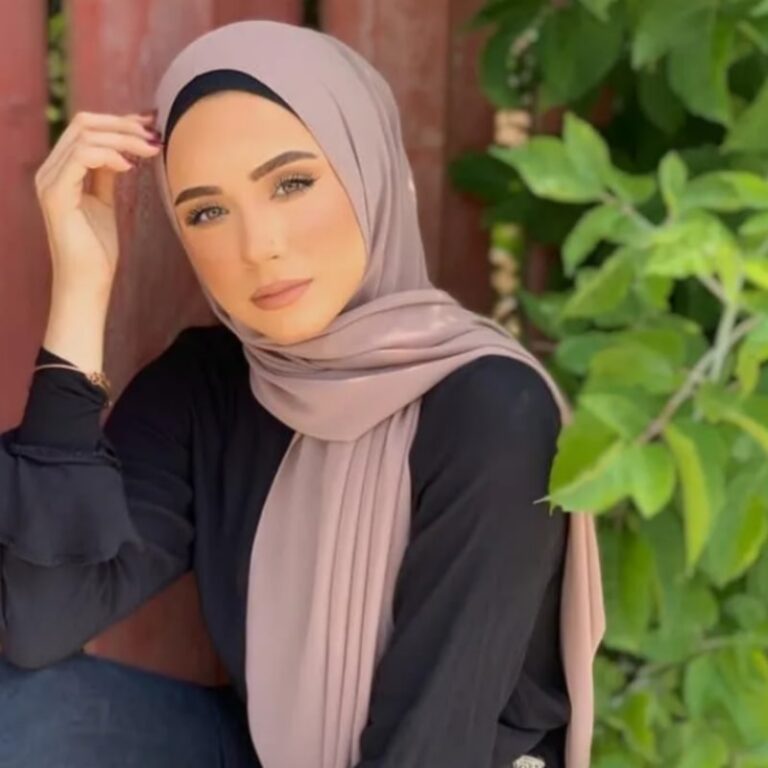 17 Warna Jilbab yang Cocok dengan Gamis Hitam - Dailysia