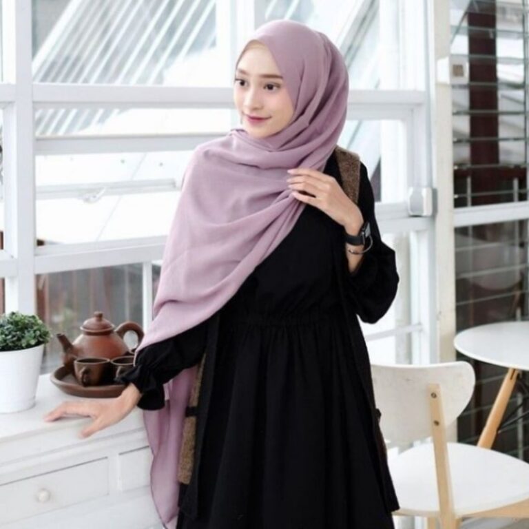 17 Warna Jilbab yang Cocok dengan Gamis Hitam - Dailysia
