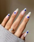 17 Nail Art Warna Biru, Kekinian dan Bikin Kuku Tampak Modis